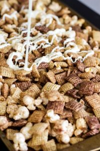 White Chocolate Snickerdoodle Chex Mix - The Latina Homemaker